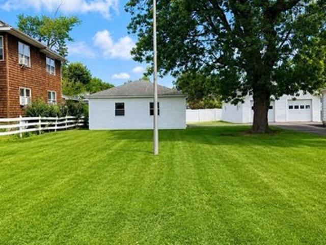 33 Cleveland St, Patchogue, NY 11772