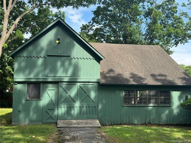33 Crosby St, Center Moriches, NY 11934
