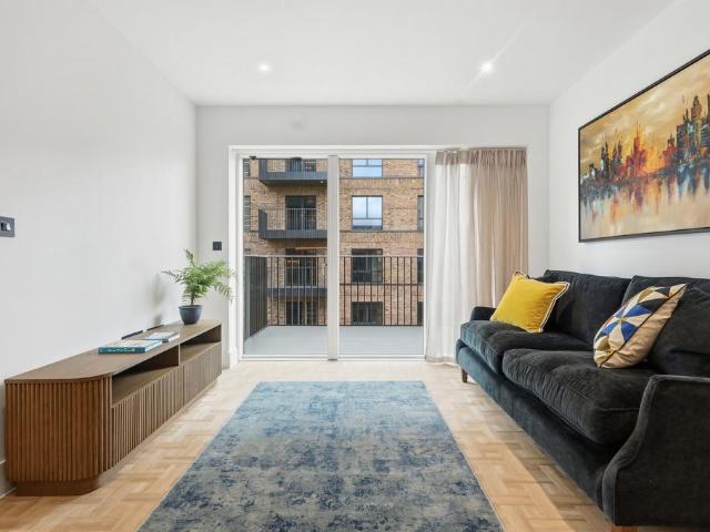 33 Danvers Avenue, London SW11 1 bed apartment to rent £2,700 pcm £623 pw