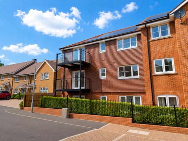 33 Electric Close, Godalming GU7 2 bed flat to rent £1,750 pcm £404 pw