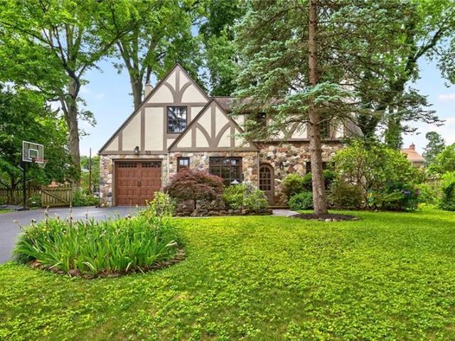 33 Fair Oaks Dr, East Rochester, NY 14445