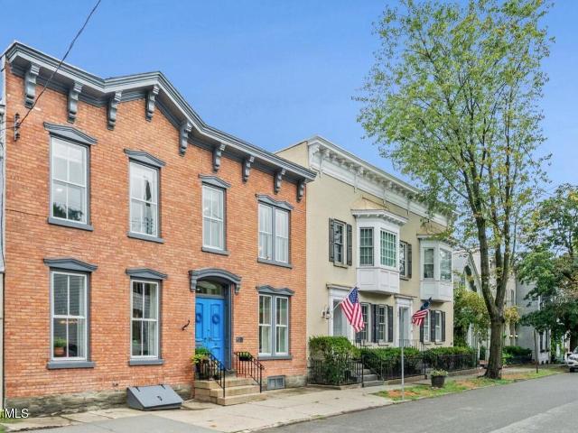 33 Front Street