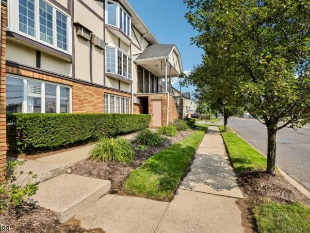 33 Henry Pl # B2