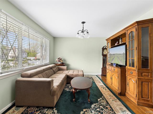 33 Lindbergh Ave, Glen Cove, NY 11542 | MLS #986642 | Compass