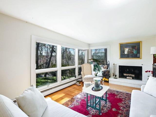 33 Lorraine Rd, Teaticket, MA 02536