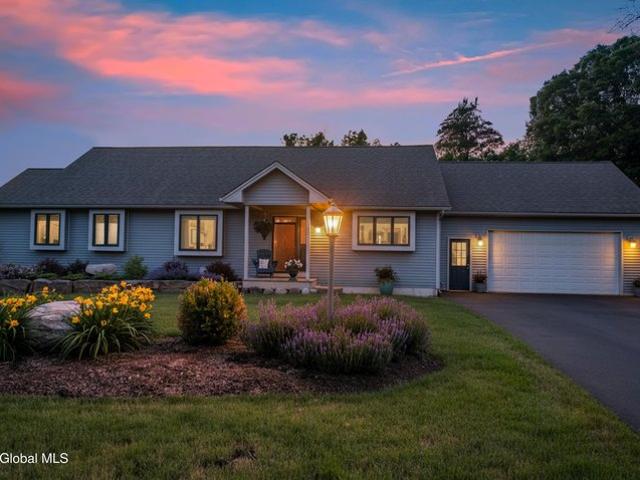 33 Maid Marion Way, Queensbury, NY 12804