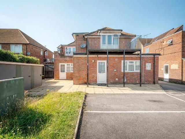 33 Marlow Road, High Wycombe HP11, 2 bed flat to rent, £1,600 pcm | PrimeLocation