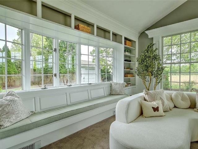 33 Meadowbrook Drive