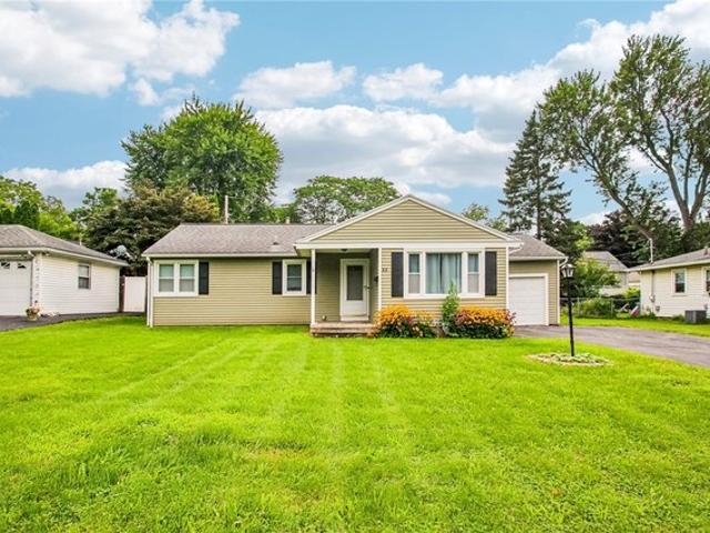 33 Merrydale Dr, Gates, NY 14624