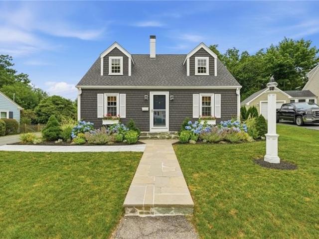 33 Nicholson Cres, Middletown, RI 02842