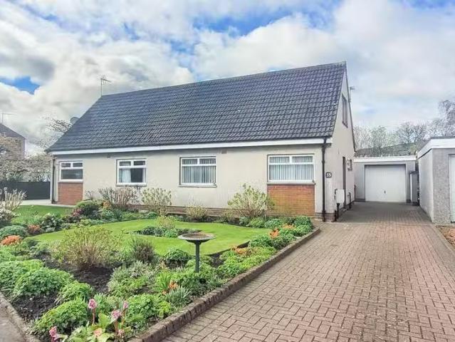 33 North Gyle Grove, Corstorphine. 2 bed semi detached villa f.