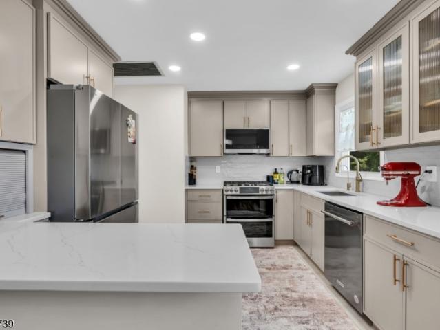 33 Oak Ave