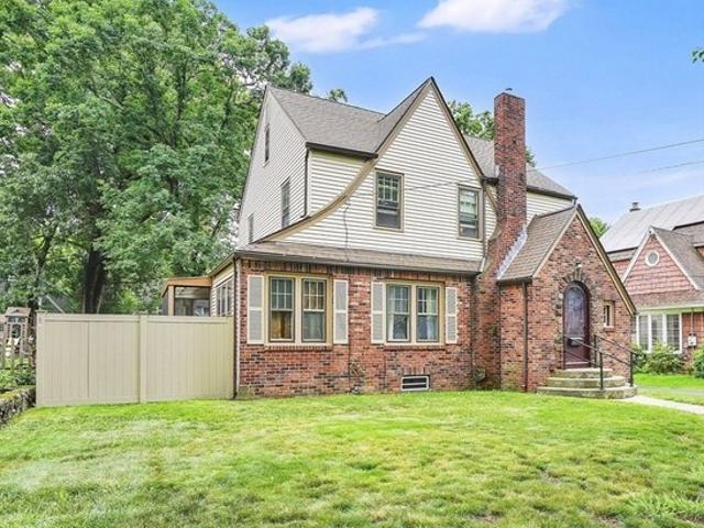 33 Olmsted Dr, Springfield, MA 01108