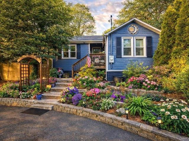 33 Park Dr, Rocky Point, NY 11778