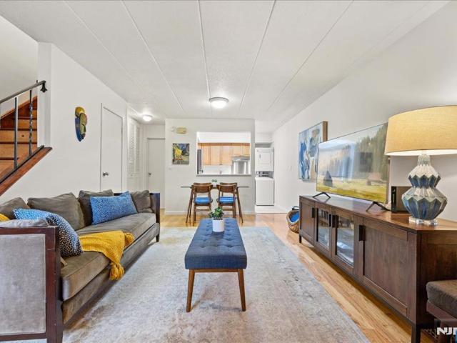 33 Poplar Avenue # 8