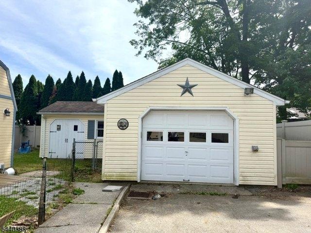 33 Poplar St, Bloomingdale, NJ 07403