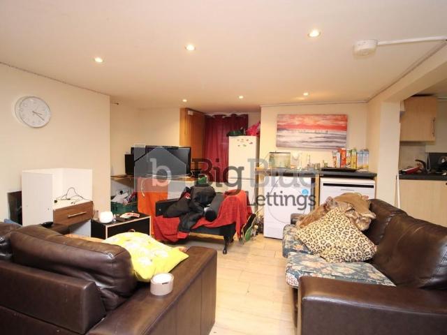 33 Royal Park Avenue, Hyde Park. 4 bed terraced house to rent £1,716 pcm £396 pw