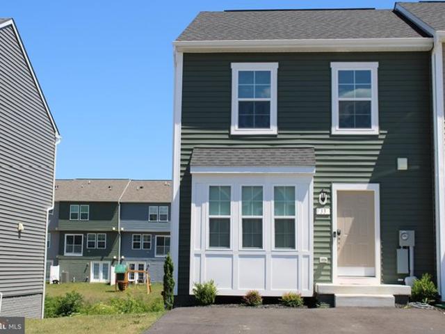 33 Scrub Pine Ct, Bunker Hill, WV 25413