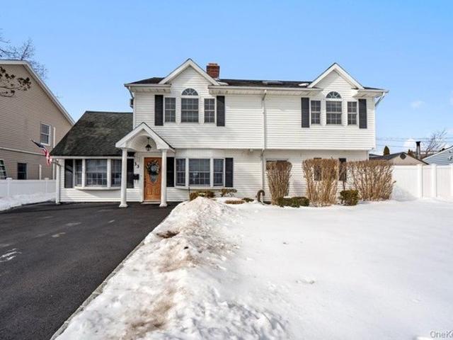 33 Skylark Ln, Levittown, NY 11756