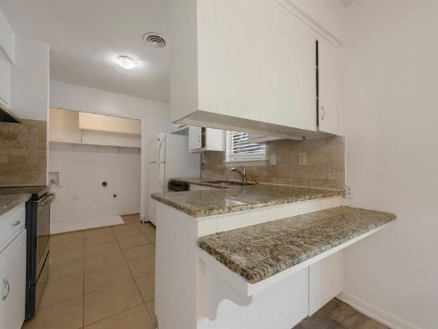 33 Somerset Ter, Bedford, TX 76022 | MLS #21268