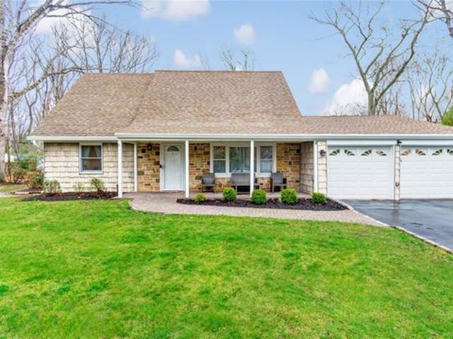 33 Spencer Ln, Stony Brook, NY 11790