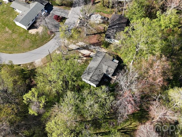 33 Springside Dr, Hendersonville, NC 28792 | MLS #4366 | Compass