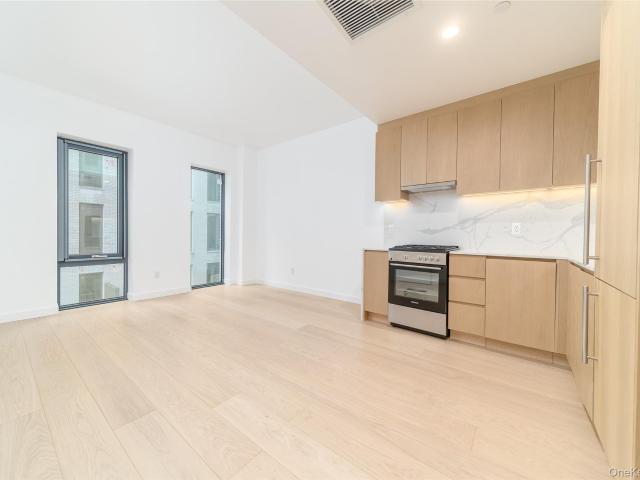 3005 Vernon Boulevard 6I