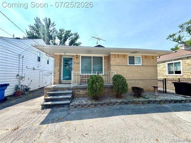 30066 Bayview Dr, Gibraltar, MI 48173
