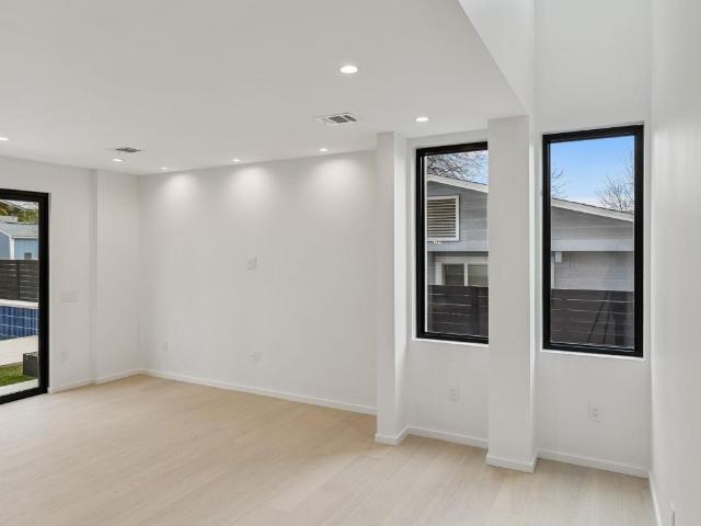 3007 Locke Ln