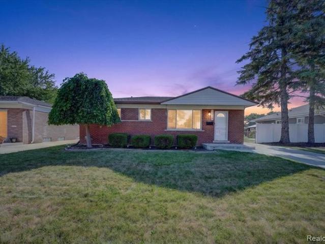 30008 Maplegrove St, Saint Clair Shores, MI 48082