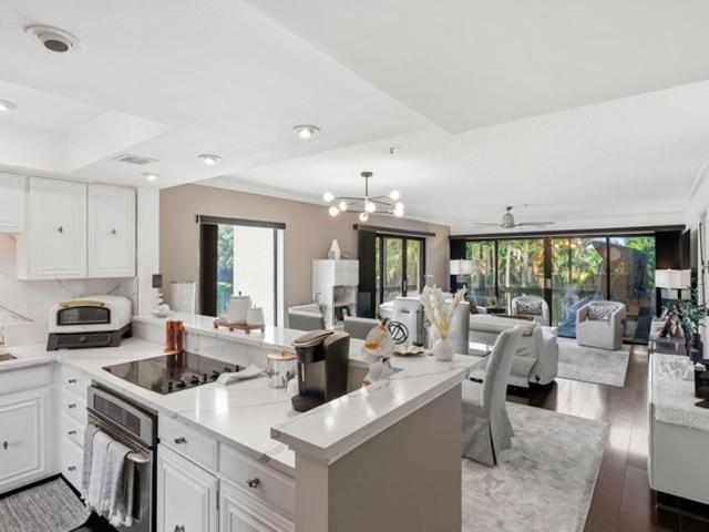 3000 Presidential Way Apt 201, West Palm Beach, FL 33401