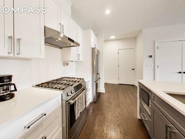 3001 N Southport Ave 403, Chicago, IL