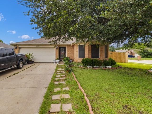 300 Comiskey Ct, Saginaw, TX 76179
