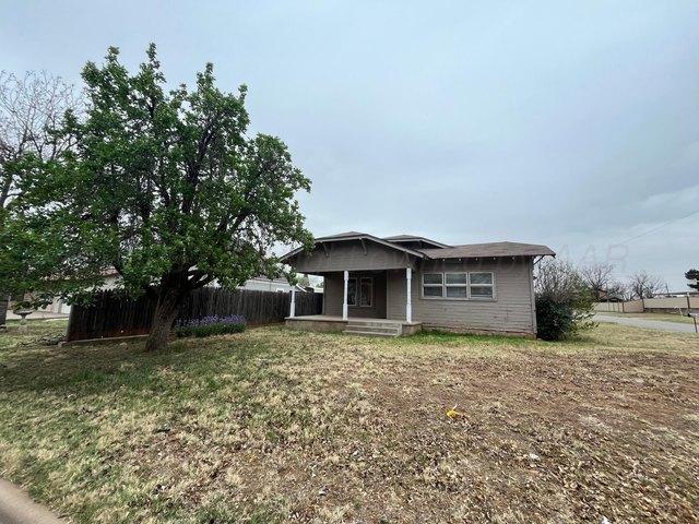 300 Avenue E NE, Childress, TX 79201