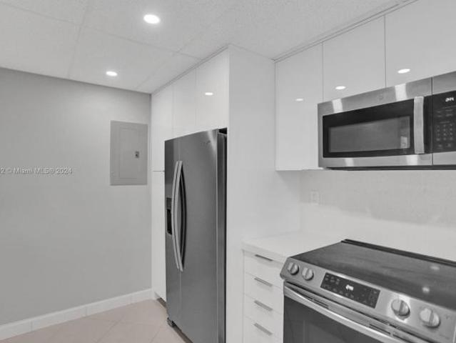 300 Bayview Dr #107, Sunny Isles Beach, FL 33160