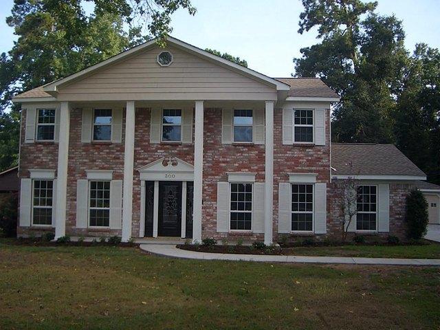 300 Brook Hollow Dr, Conroe, TX 77385
