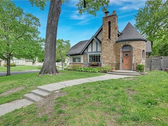 300 E Dartmouth Rd, Kansas City, MO 64113