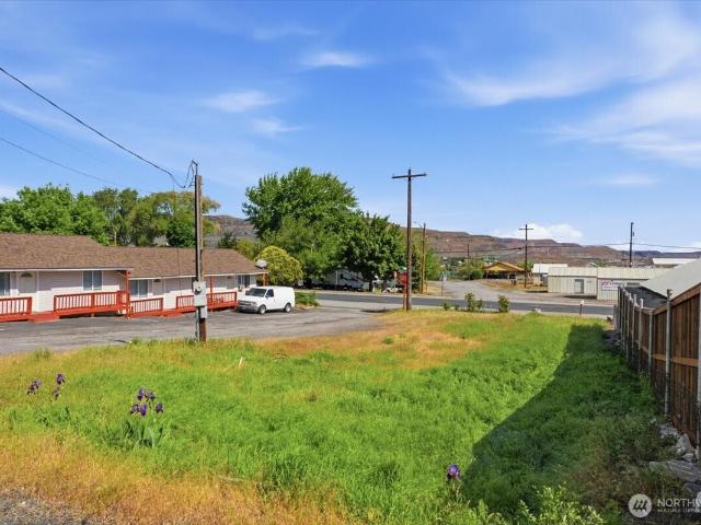 300 E Grand Coulee Avenue