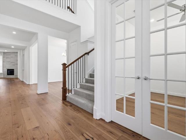 300 Foxglove Hill