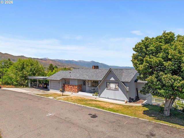300 Hillcrest Dr, Baker City, OR 97814