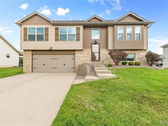 300 Olyvia Dr, Saint Jacob, IL 62281