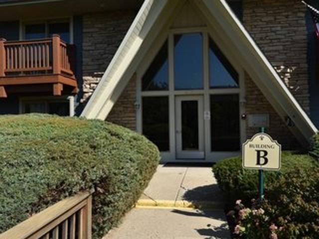 300 Opatrny Dr Apt 123, Fox River Grove, IL 60021