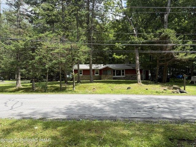 300 Owassa Dr, Pocono Lake, PA 18347