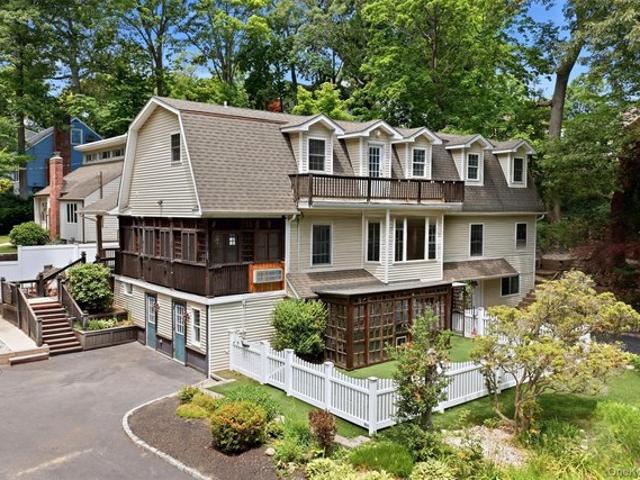 300 McKinley Ter, Centerport, NY 11721