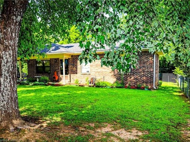 300 N 4th St, Lavaca, AR 72941