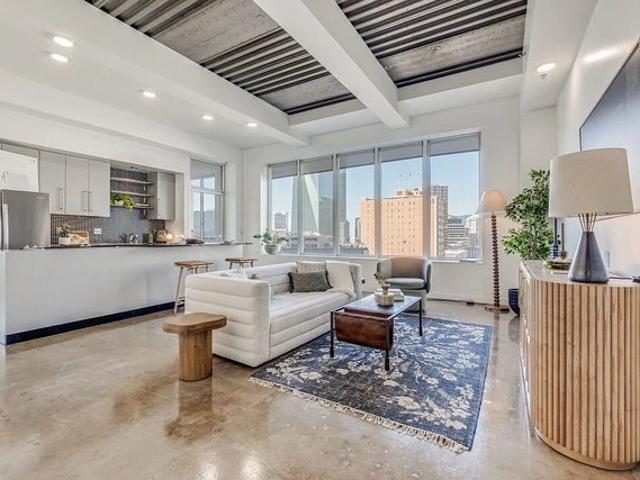 300 N Akard St, Dallas, TX 75201