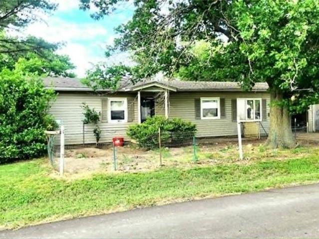 300 N Cayuga St, Frontenac, KS 66763