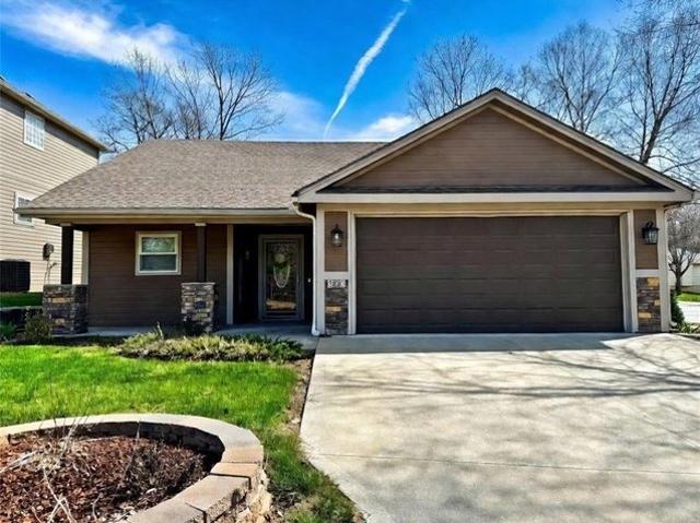 300 NW Fox Hollow Ln, Blue Springs, MO 64015