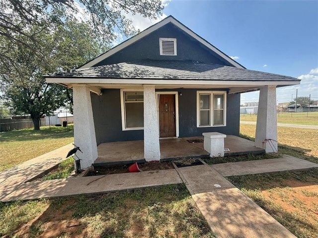 300 S 4th St, Sentinel, OK 73664