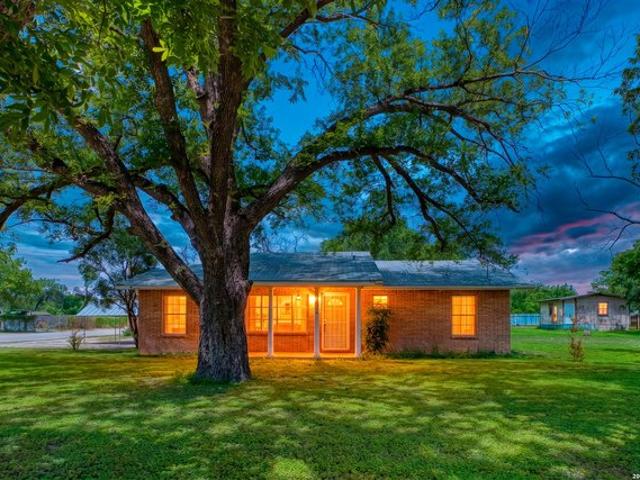 300 S Farrar St, Uvalde, TX 78801